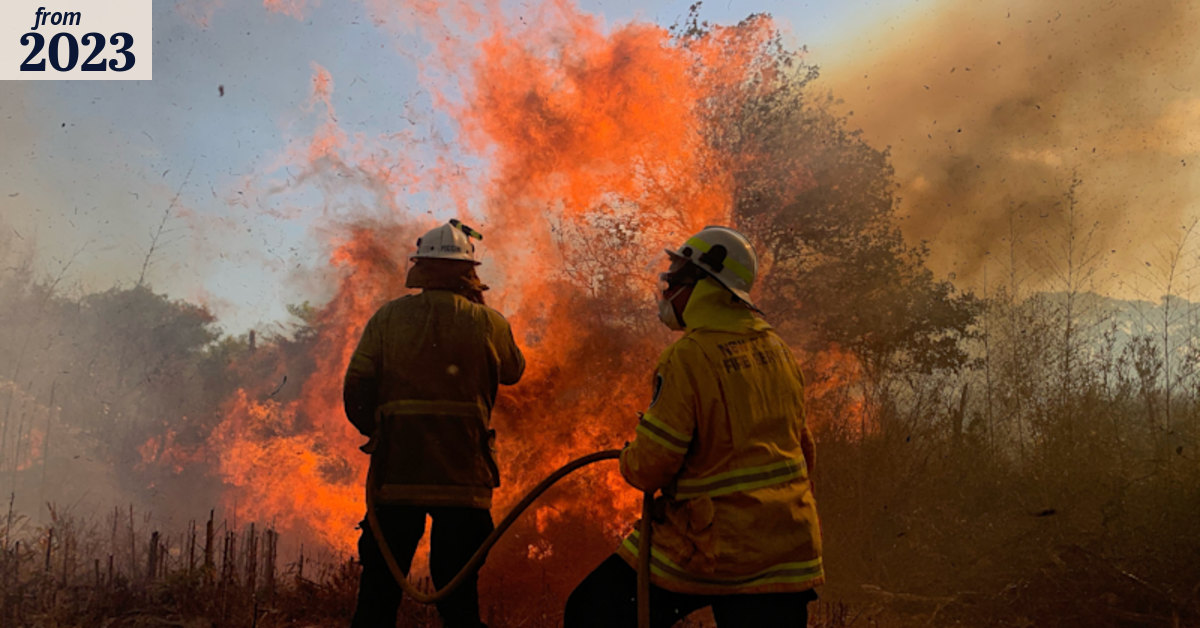 Residents ordered to flee as crews battle large, fast-moving bushfire