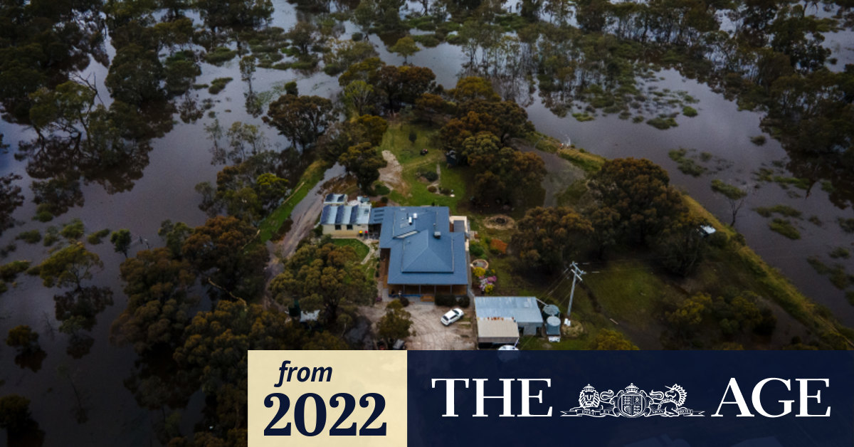 Victoria floods: Couple bunker down near Kerang as Loddon River rises