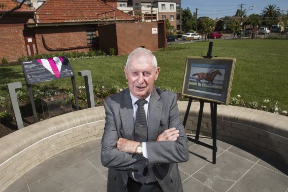 Horse racing: Manikato monument unveiled at new Moonee Valley community ...