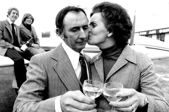 Australian aviation pioneer Max Hazelton dies aged 95