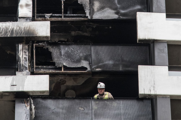 Victorian builders call for cladding amnesty as danger list grows to 1200