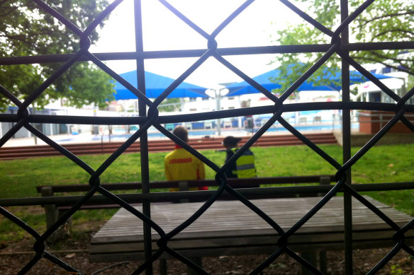 Fitzroy pool death: Swimmer found unresponsive in Melbourne's inner suburbs