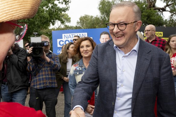 Dunkley byelection: Anthony Albanese meets voters on final day of campaign