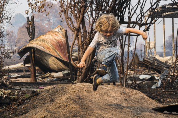 'She couldn't stop crying': Town in shock as bushfire trauma sinks in