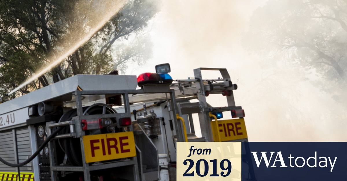 Out of control bushfire threatens homes, lives in Perth's northern suburbs