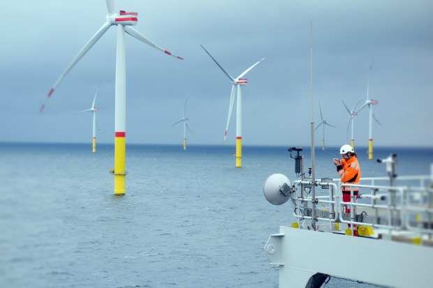 Key offshore wind farm forges ahead amid spate of project collapses