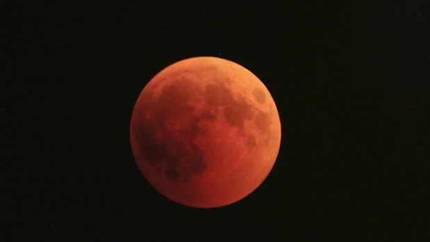 Red moon and sparkling Mars delight stargazers around the world