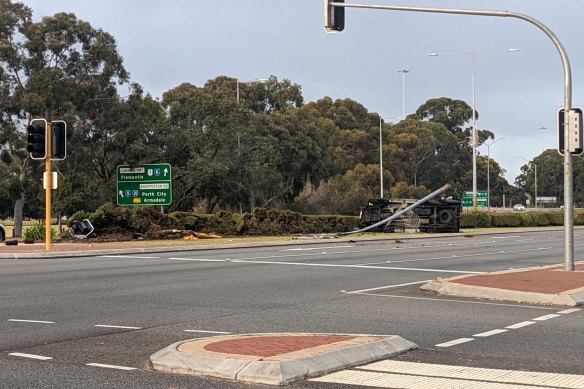 Perth traffic: Crash causes Great Eastern Highway closure during peak hour