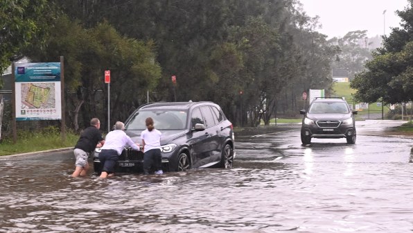 NSW floods UPDATES: Troops diverted to Sydney to fight floods, Manly ...