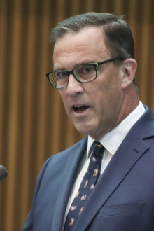 Health funds back move to stop public hospitals 'double dipping'