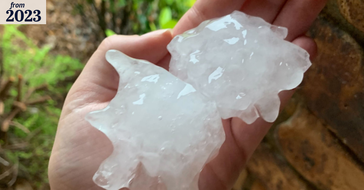 Wild storms close Queensland theme parks, more storms for Boxing Day