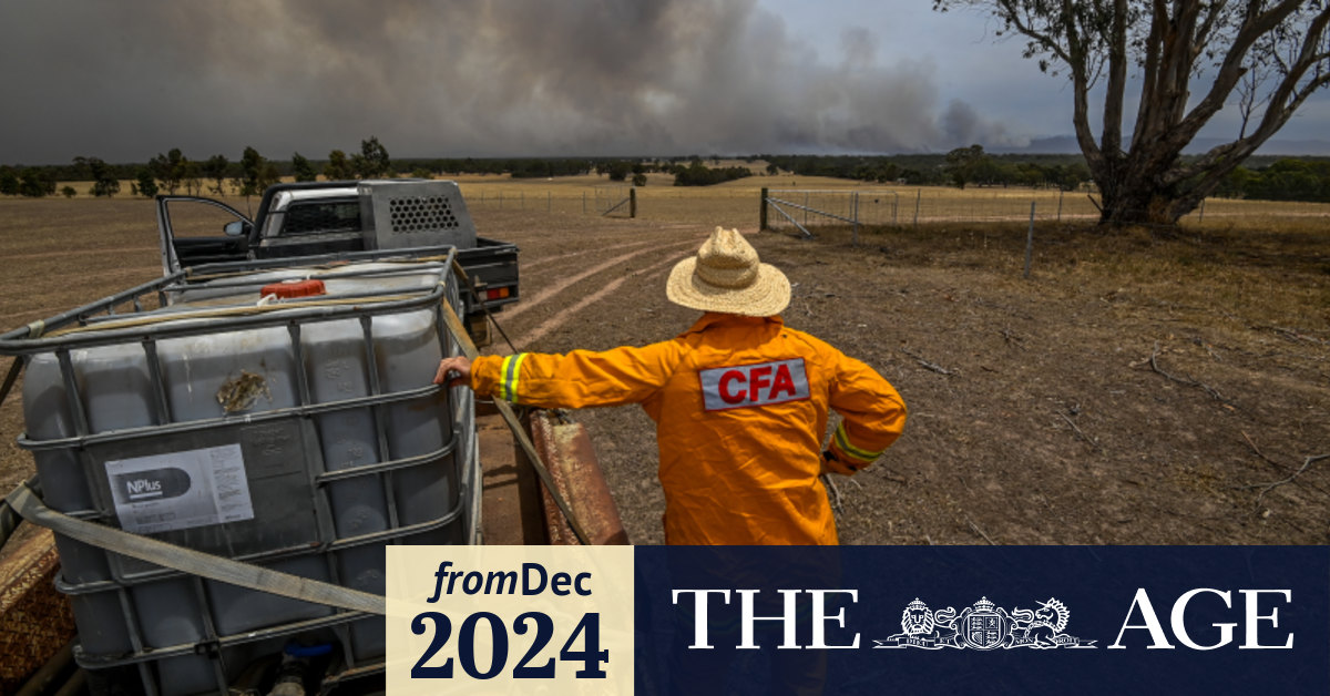 Grampians bushfire 2024: CFA volunteers and locals try to fight