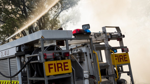 Out of control bushfire threatens homes, lives in Perth's northern suburbs