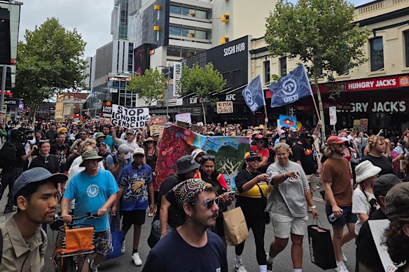 Australia news LIVE: Thousands turn out in Melbourne for former Liberal ...