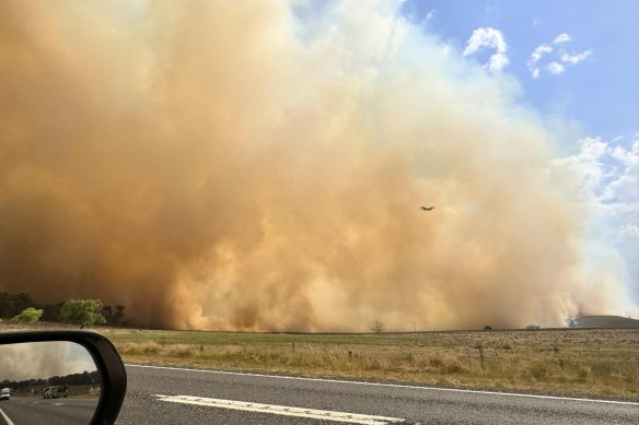 Bushfire hits Tenterfield as blazes rage across NSW and extreme weather ...