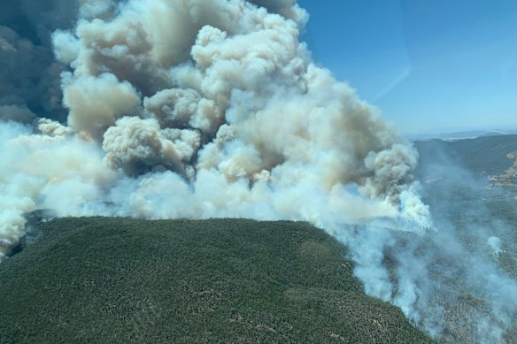 Victoria bushfires LIVE: Longwood fire spreads as VicEmergency issues ...