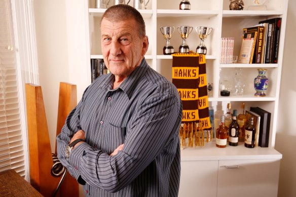 CBD Melbourne: Jeff Kennett lines up for shot at second quarter with Hawks