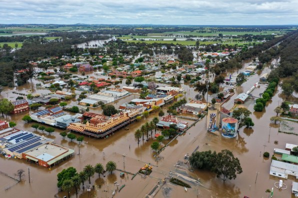 Victoria floods: Thousands of people in north of state told to evacuate ...
