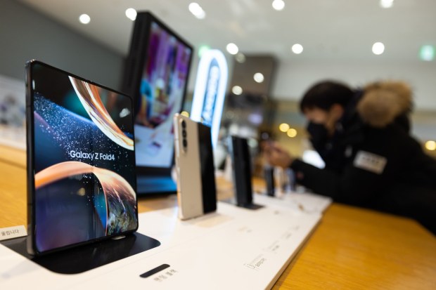 Samsung profit falls; Apple production delays hurt