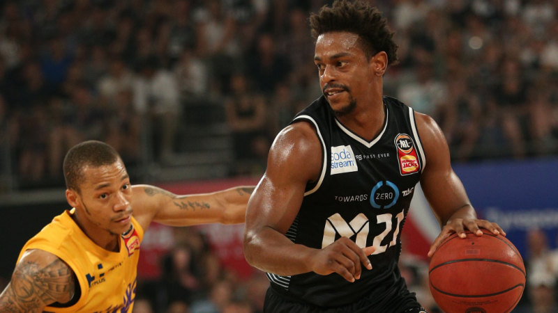 United hand the Kings a thumping in semi-final game one