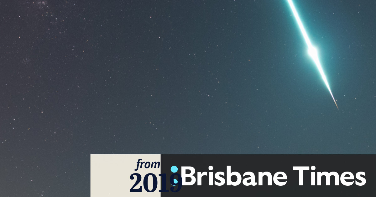 Amateur photographer captures brilliant meteor falling over Queensland