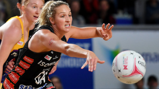 Magpies Erin Bell and Shae Brown call time on their netball careers