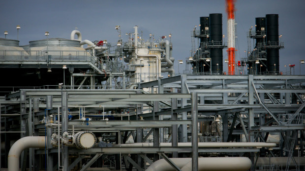 Shell clarifies QCLNG bids, takes time to ready deal