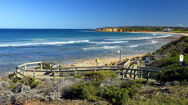 Coronavirus Victoria: Surfers get on board for beach rescue program