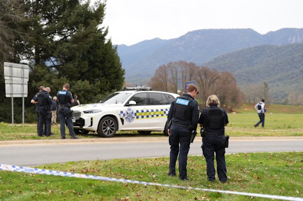 Porepunkah shooting: Two police killed, gunman still on the run in ...