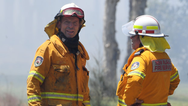Newcastle bushfire: Tony Abbott joins RFS to help battle blaze