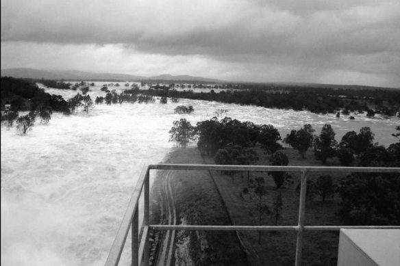 What a difference a decade makes: Wivenhoe Dam then and now