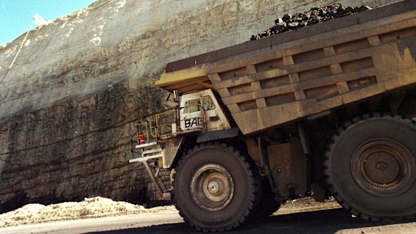 Glencore scraps new Qld mine, blames coal royalty hike