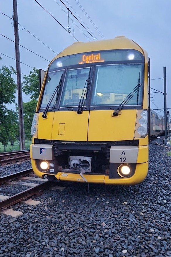 Sydney train derailment at Clarendon station amid mass delays ...