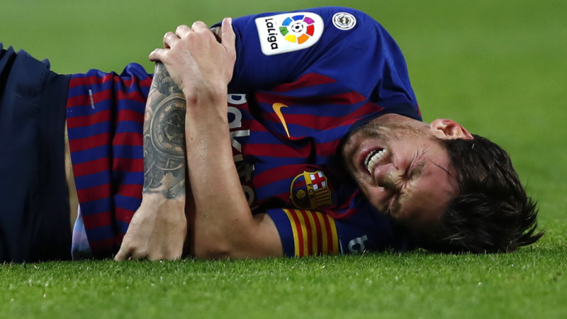 Lionel Messi injured in Barcelona win, floundering Real Madrid booed