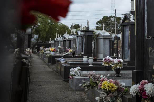 Footscray grave robbery: Skull, other human remains stolen from cemetery