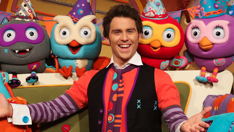 ABC Kids icon Jimmy Giggle hangs up pyjamas for Giggle and Hoot