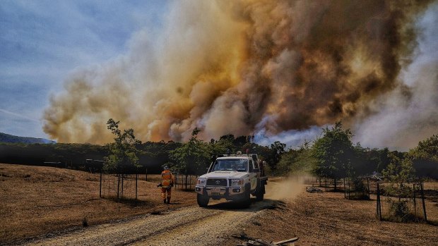 Victorian bushfires: Ash falls over Bunyip as blazes rage on the ...