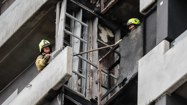Spencer Street fire: Melbourne CBD apartment building goes up in flames ...