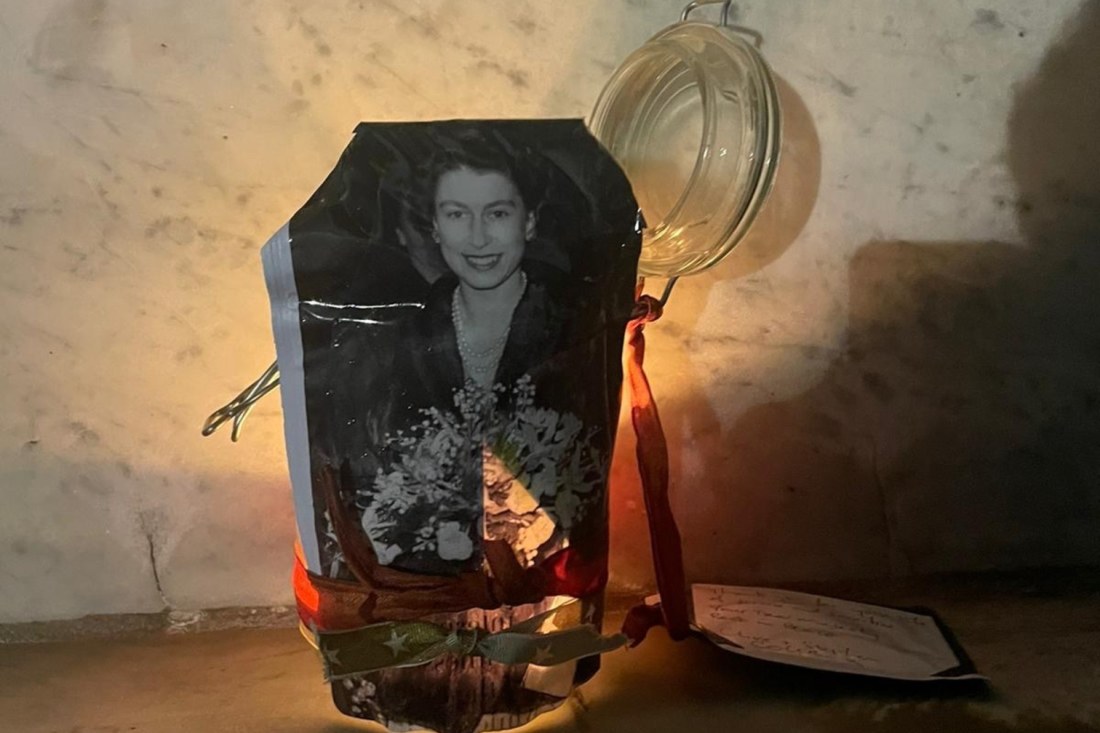 Queen Elizabeth dies: Britain united in shock and sadness on a cold ...