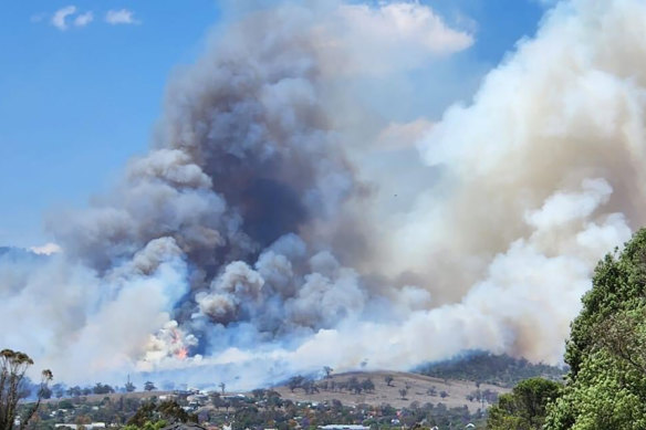 NSW bushfire: Out of control blaze threatens Upper Hunter Valley town ...