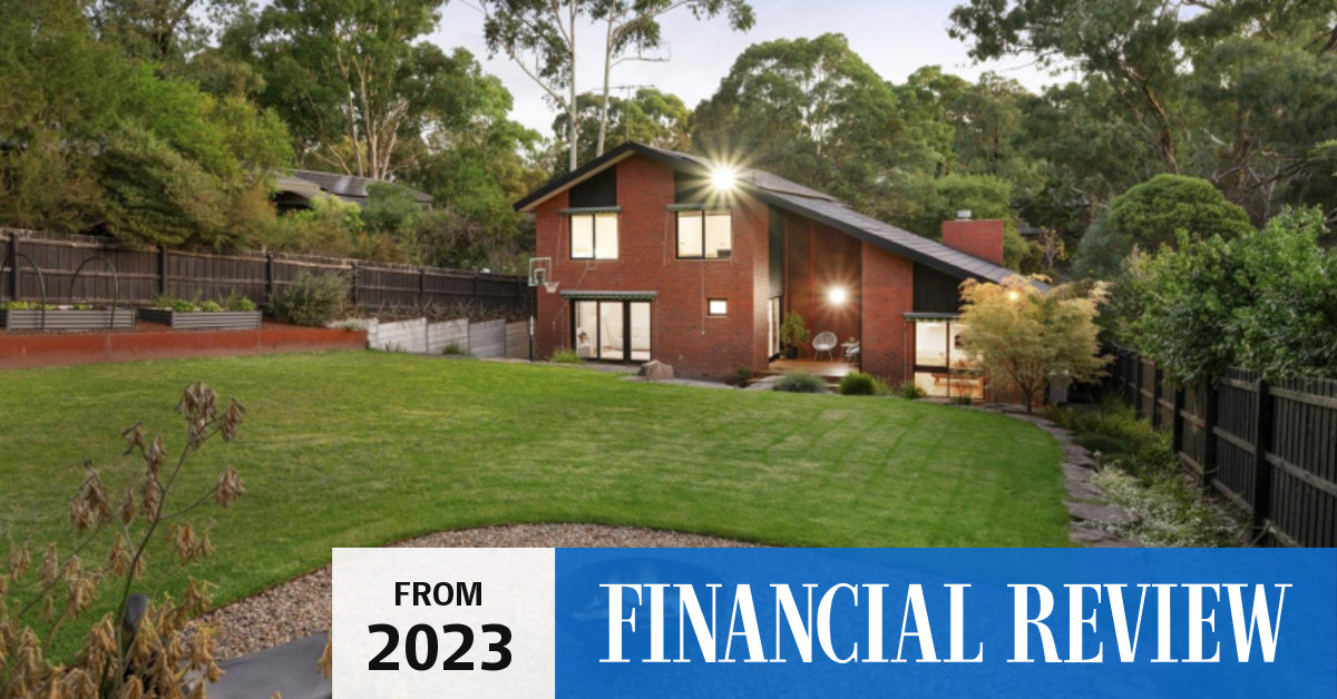 Housing auction results: Melbourne house sells $400,000 above reserve