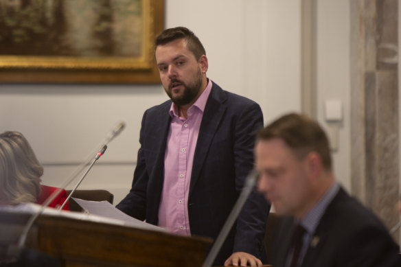 More paths, new bins as Labor vows to shift focus back to the ’burbs