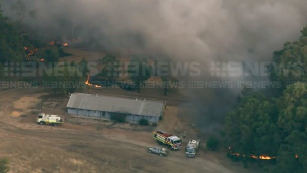 Lives and homes at risk as bushfire flares up in Toodyay
