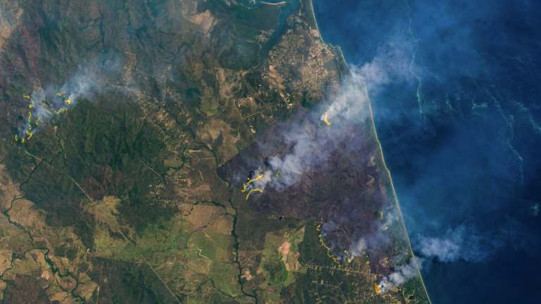 'Stretched' Queensland crews fighting bushfires relieved by NSW ...