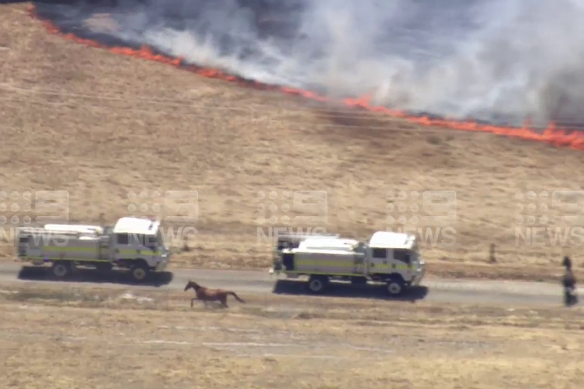 WA bushfires: Blazes rage across Keysbrook, Lancelin, Parkerville ...