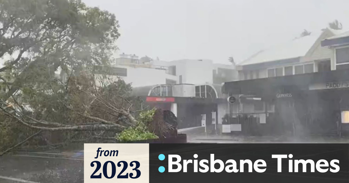 Cyclone Jasper crashes into Queensland coast, with fruit pickers in panic