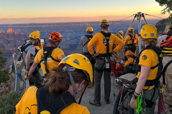 Grand Canyon: Teen survives nearly 30-metre fall