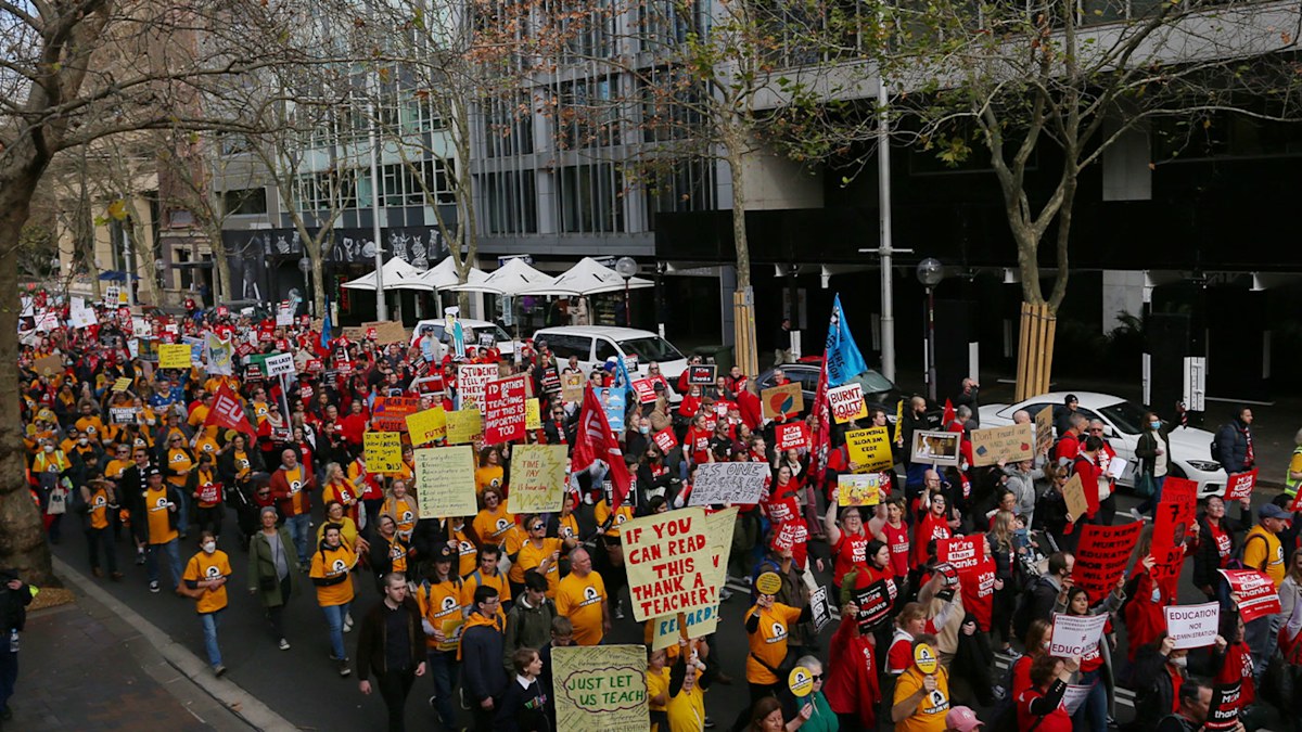Victorian teachers reject pay offer and plan strike: Hundreds of ...