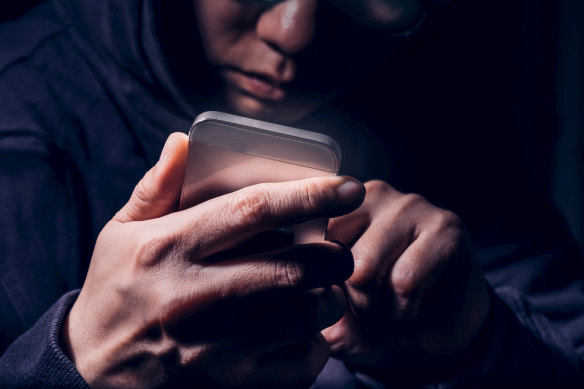 Flubot scam: Australians bombarded with spam texts, ghost phone calls