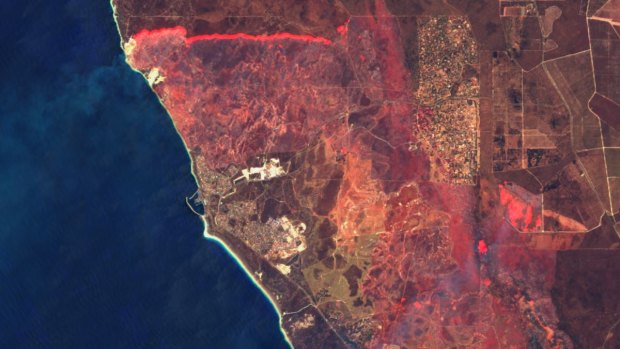 Perth fires LIVE: Bushfires close freeway as firies battle blaze in Kwinana